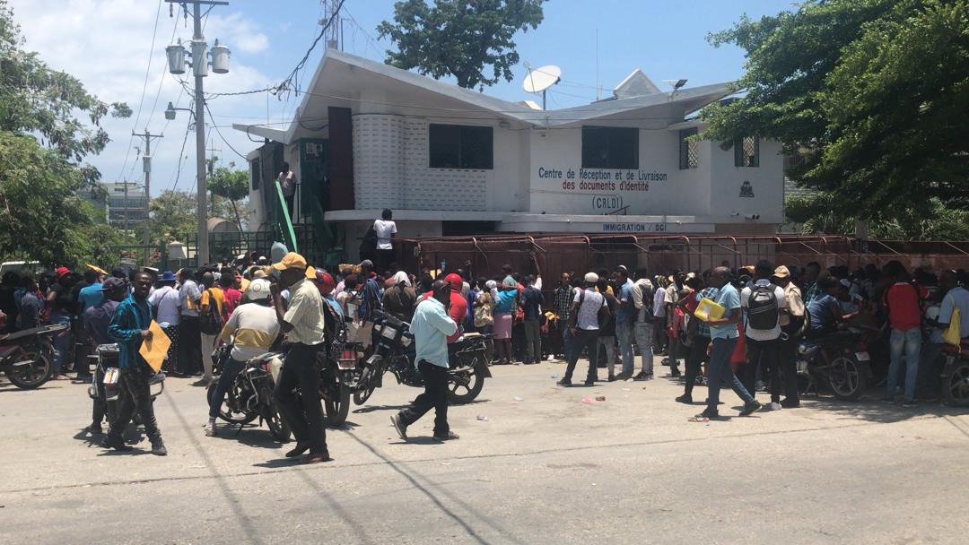 Affluence devant les bureaux d’immigration