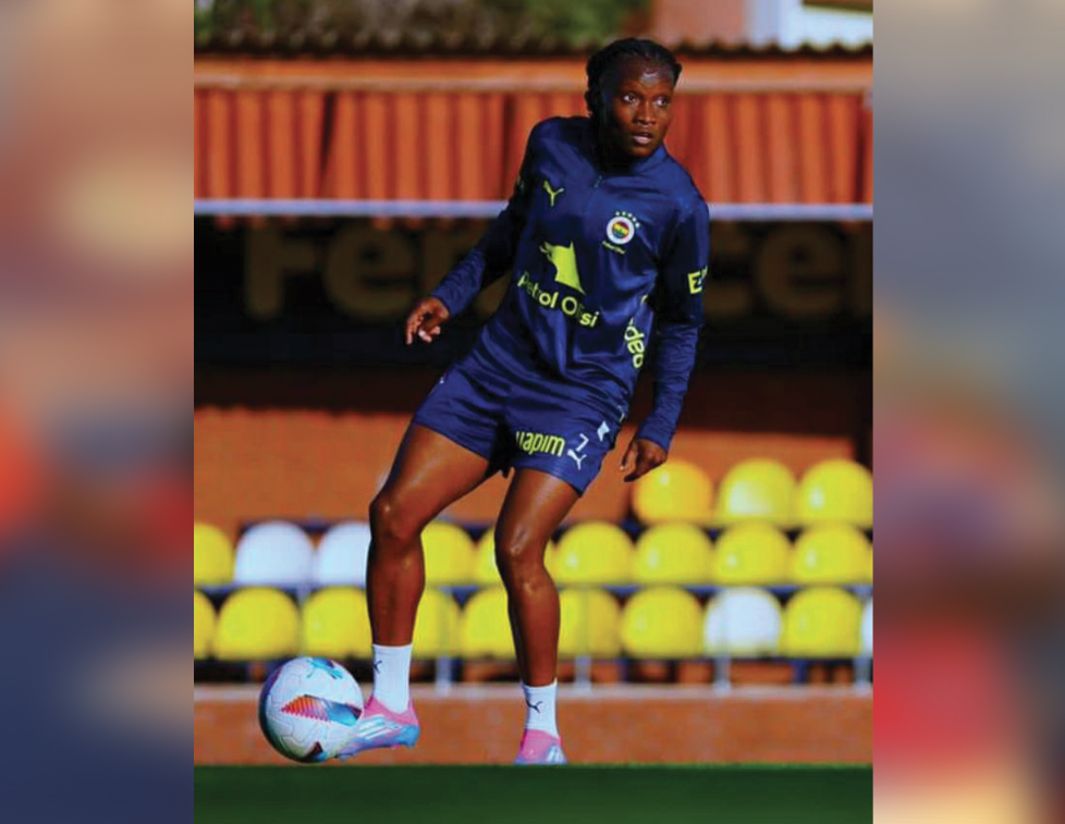 La Grenadière Roselord Borgella montre à ses coéquipières de Fenerbahçe ...